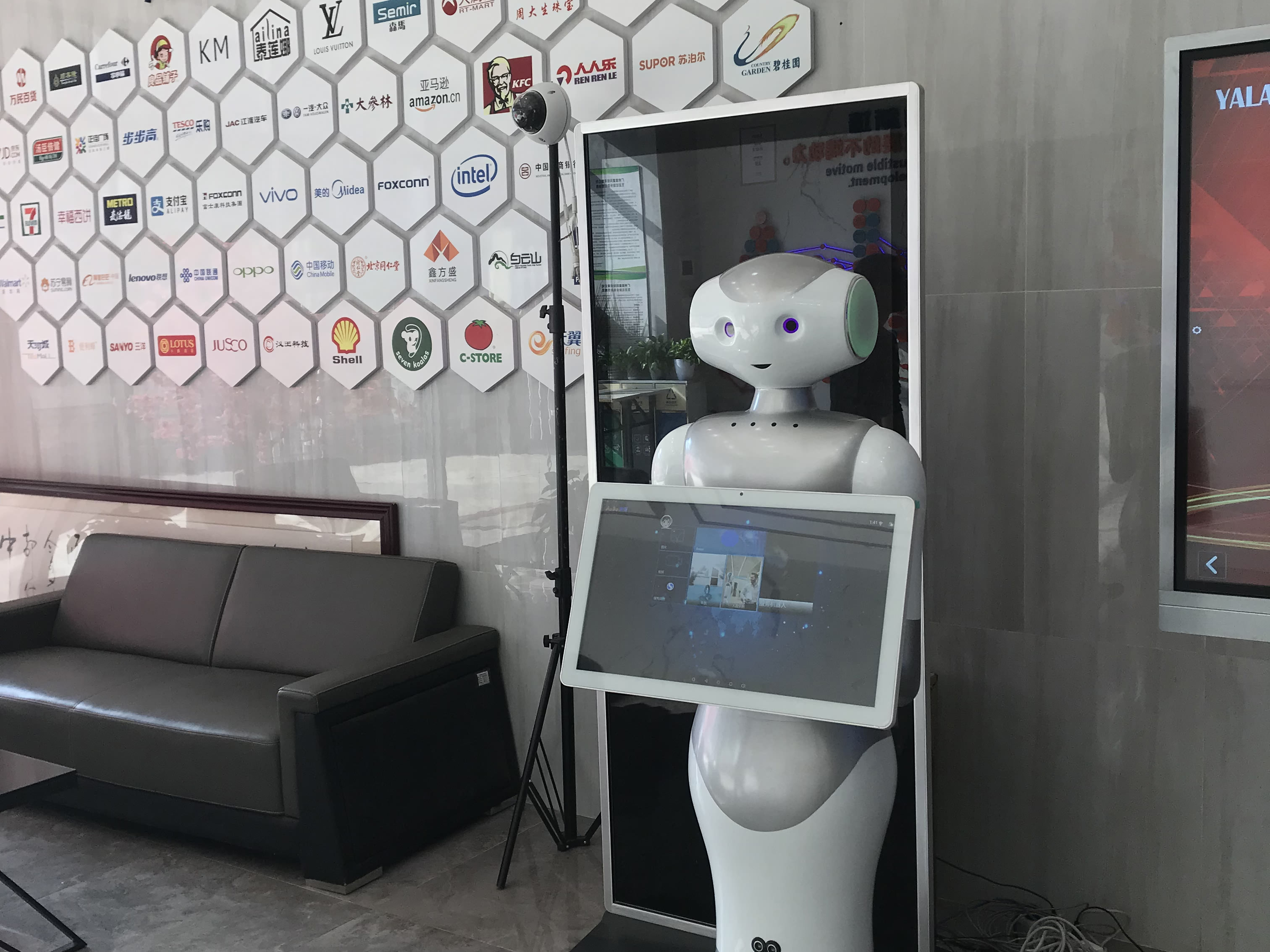 澳博信息科技有限公司-专业生产服务机器人