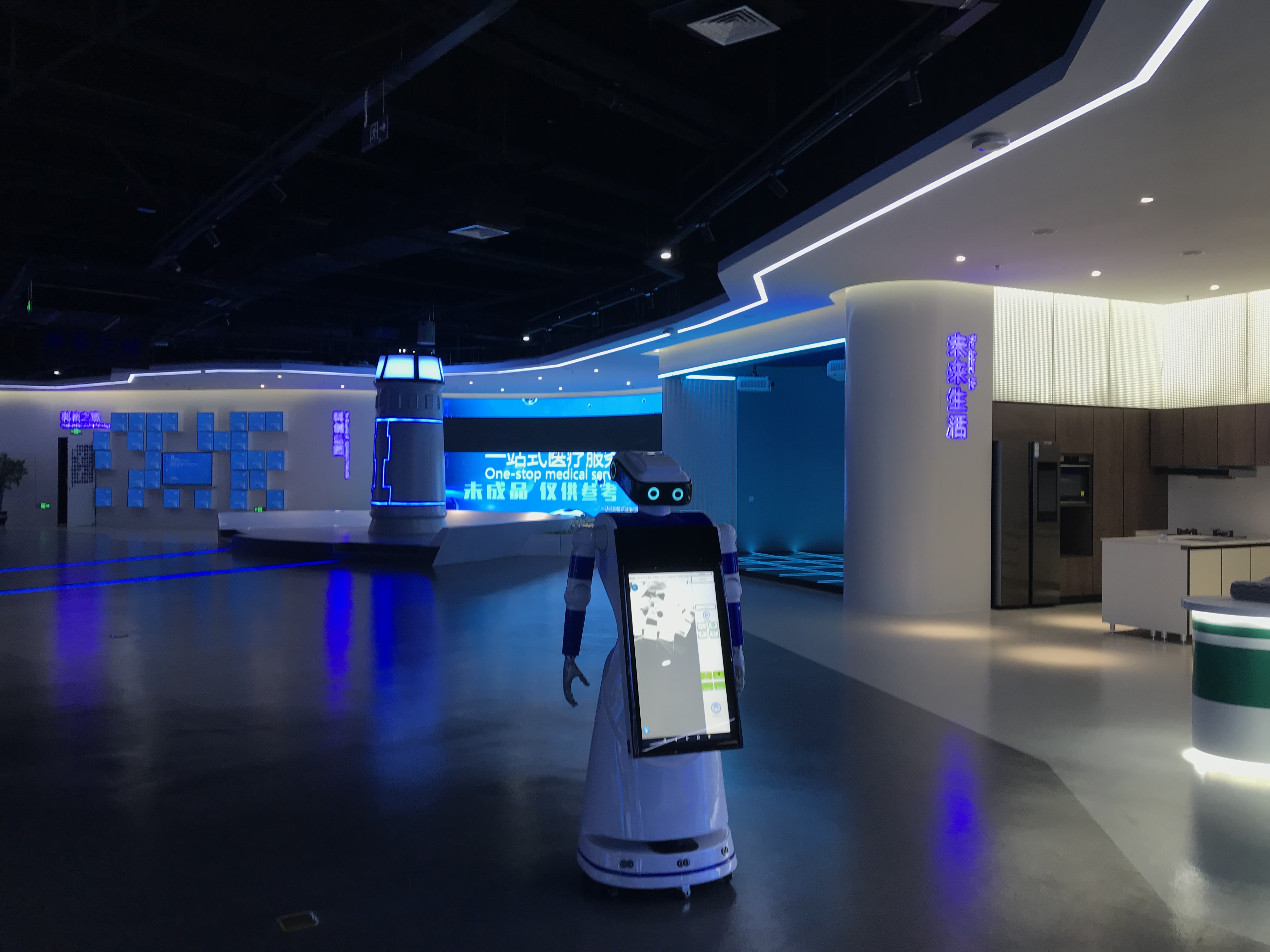 澳博信息科技有限公司-专业生产服务机器人